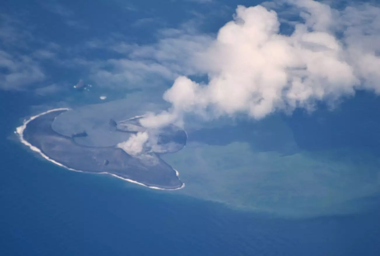 Hear the sounds of an underwater volcano It emits gas in the form of bubbles with a diameter of 230 m!