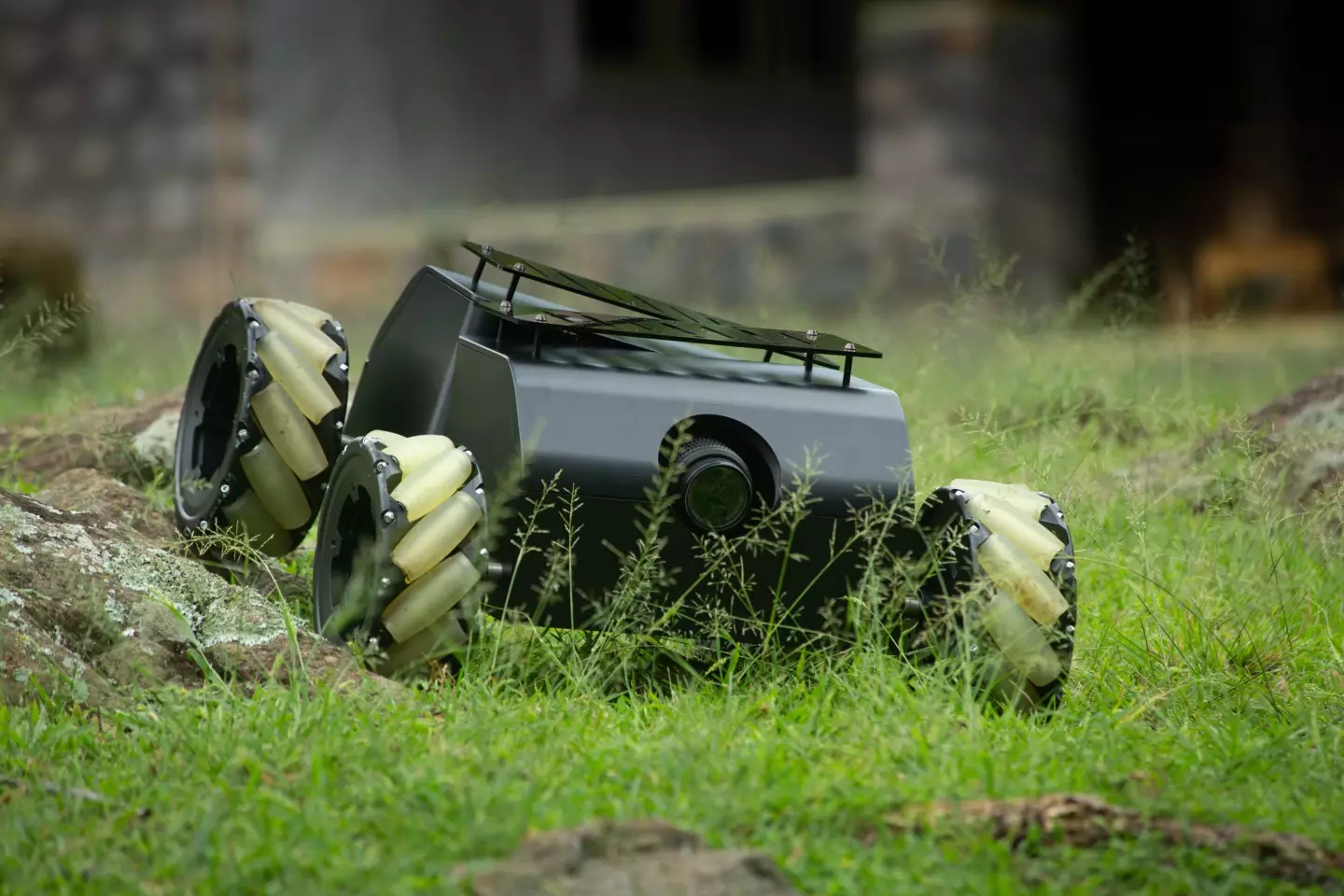 Ingeniariek lurrean oinarritutako drone bat sortu dute iristeko zailak diren lekuetan tiro egiteko