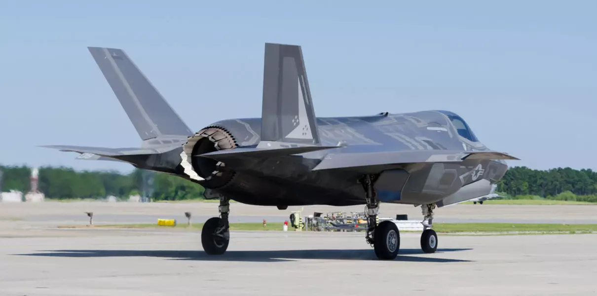 Wadukuzi walibaka Tinder ya serviceman na walijaribu kuiba data kwenye ndege za F-35