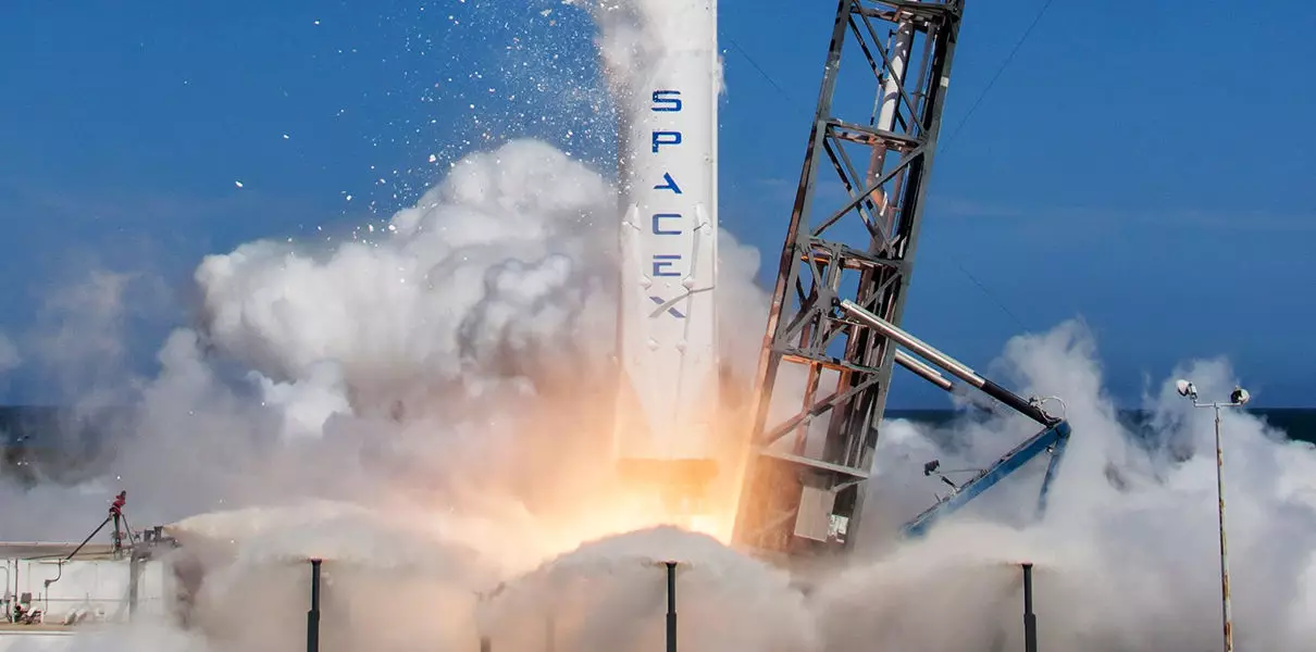 SpaceX podozrieva konkurenta z výbuchu Falconu 9