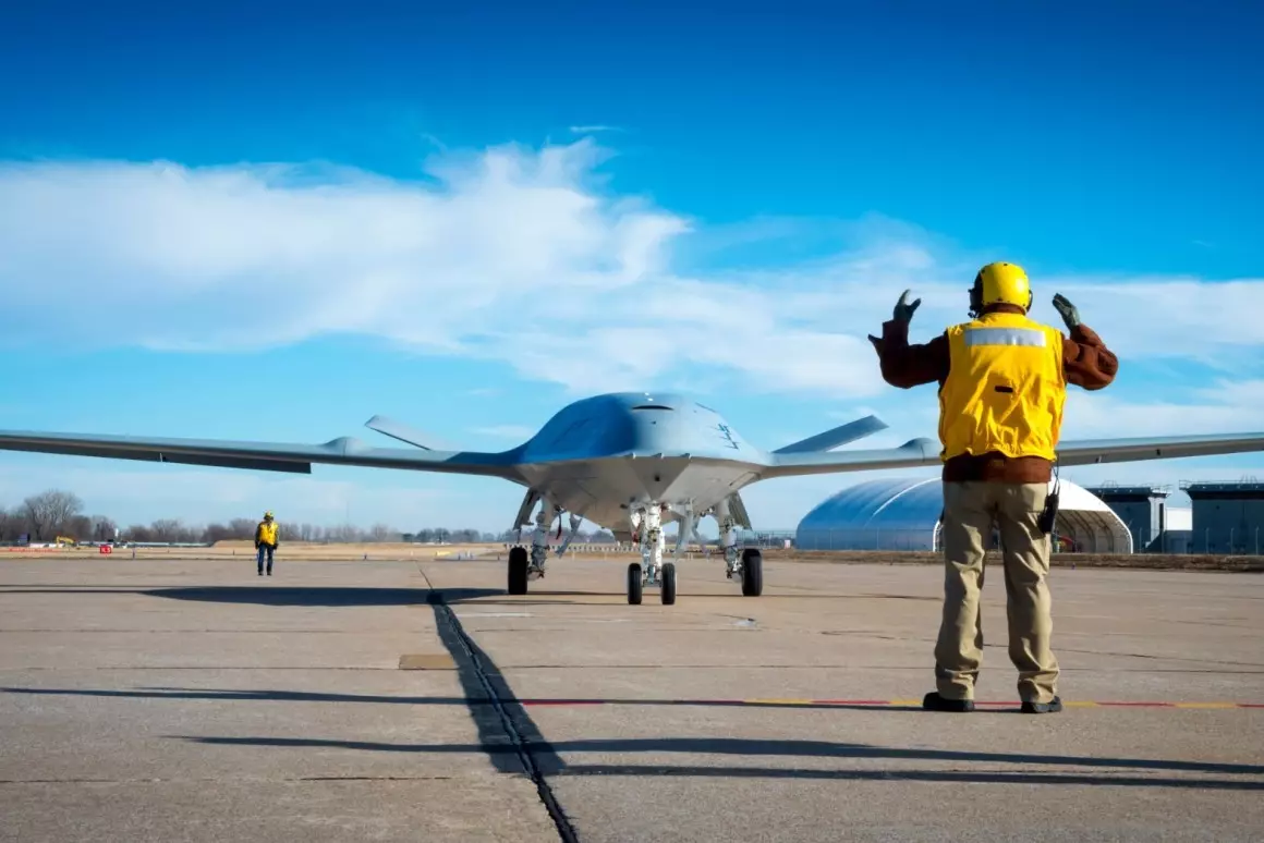 היטן די ערשטער פלי פון באָעינג ס MQ-25 אַנמאַנד טאַנקער