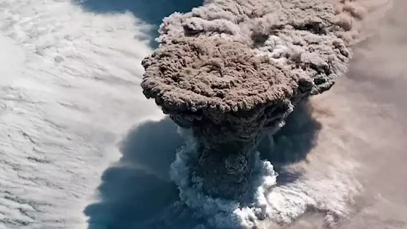 千岛群岛的莱科克火山在 100 年来首次喷发。几个小时后，他摧毁了岛上所有的生命！