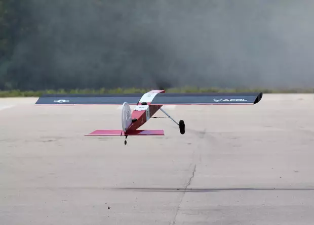 Angkatan Udara AS nguji drone ku jangjang adaptif