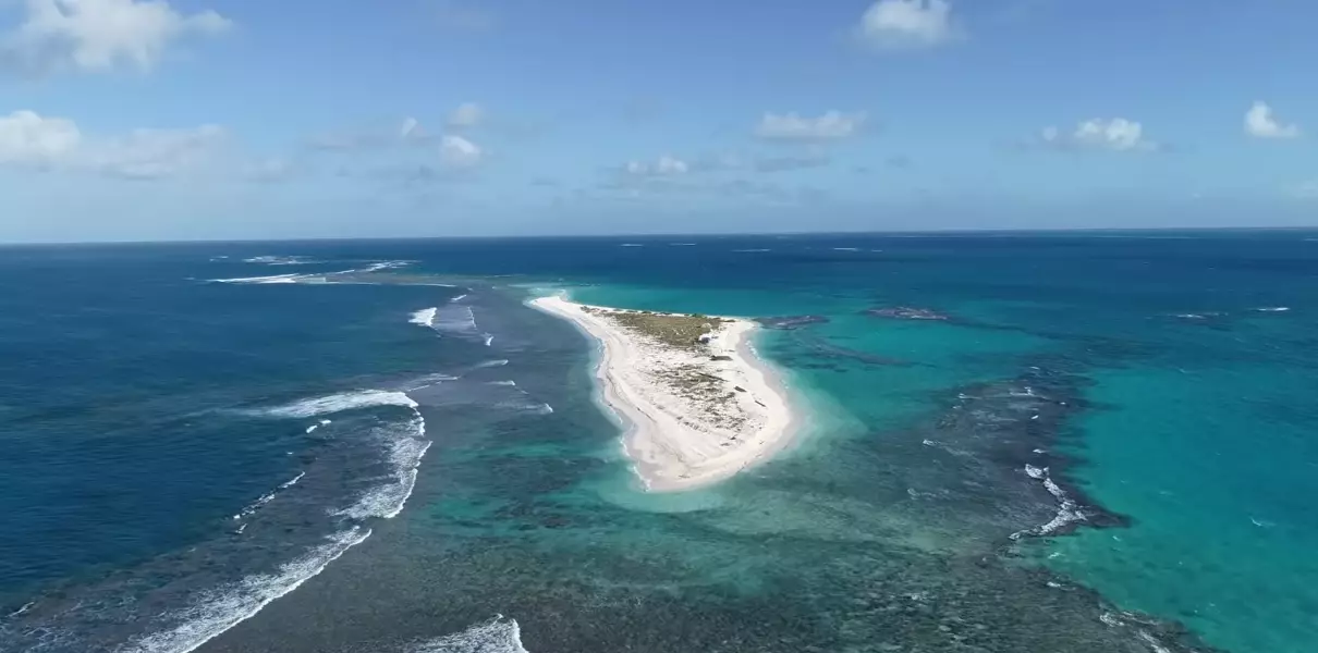 اختفت جزيرة في هاواي تحت الماء بعد إعصار