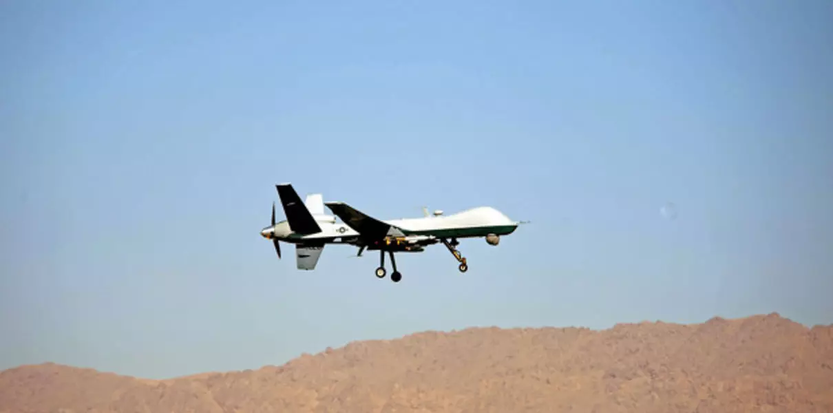MQ-9 drone militarrak lehenik eta behin mugitzen ari zen helburu bat airean bota zuen