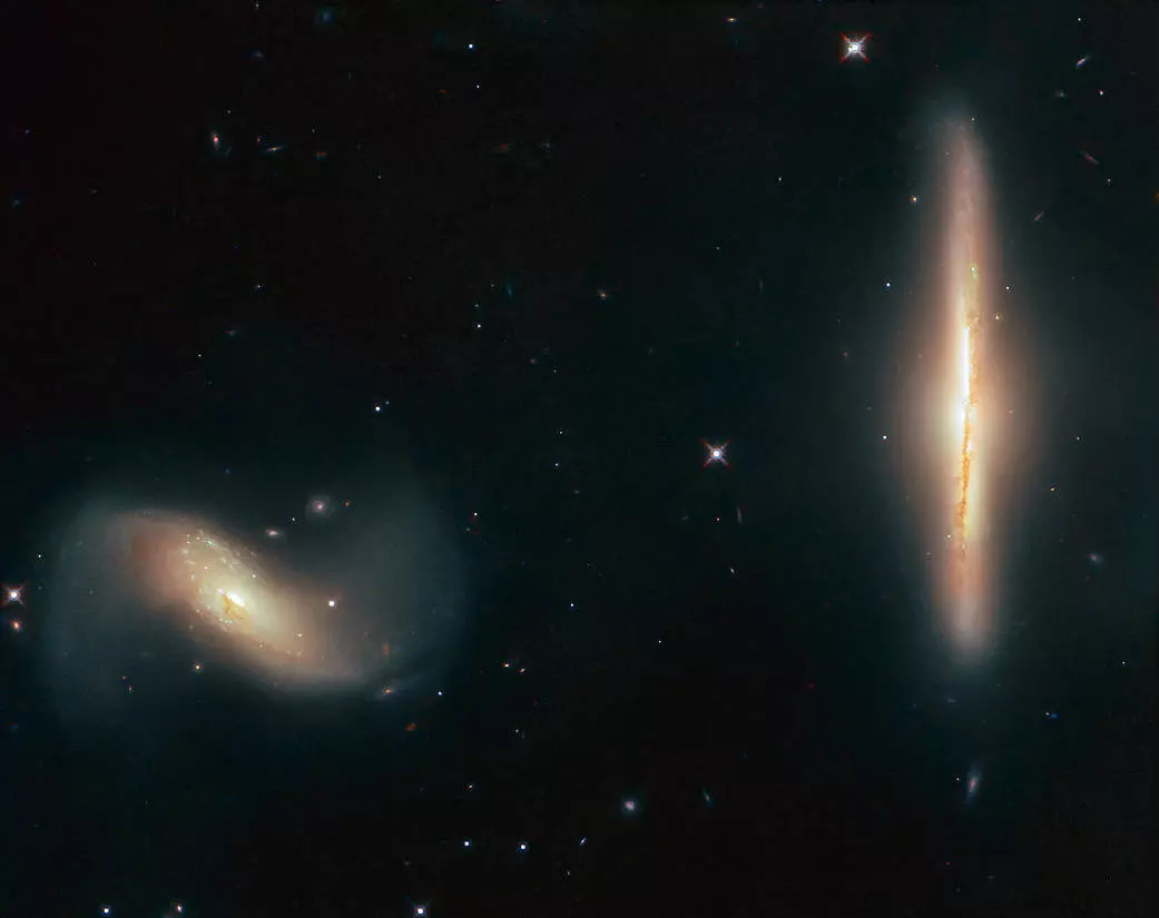 서로 충돌하기 전에 두 개의 먼 은하가 춤을 추는 것을 지켜보십시오.