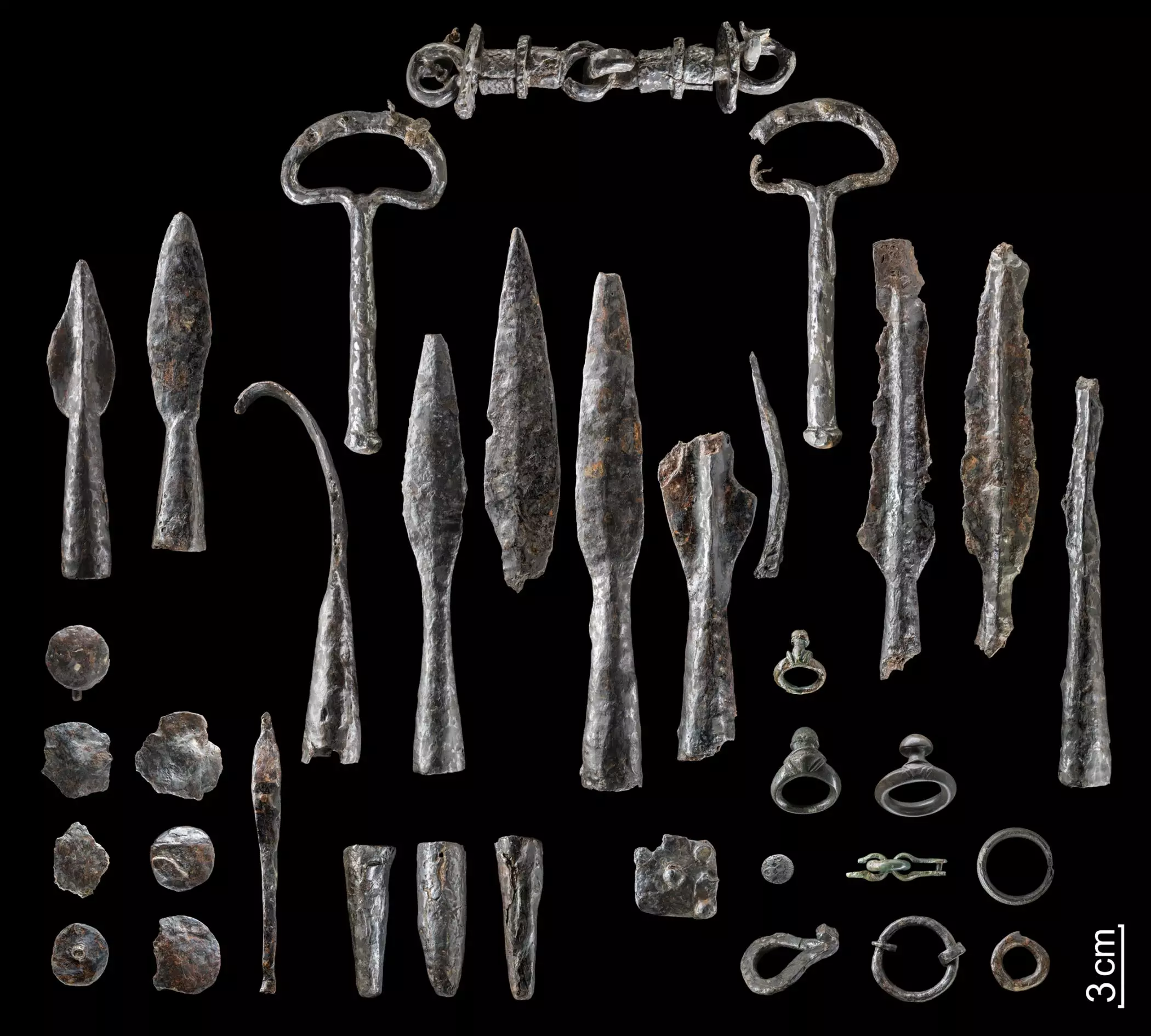 Arkeolog nemokake salah sawijining harta karun senjata paling gedhe ing Zaman Besi 41475_1