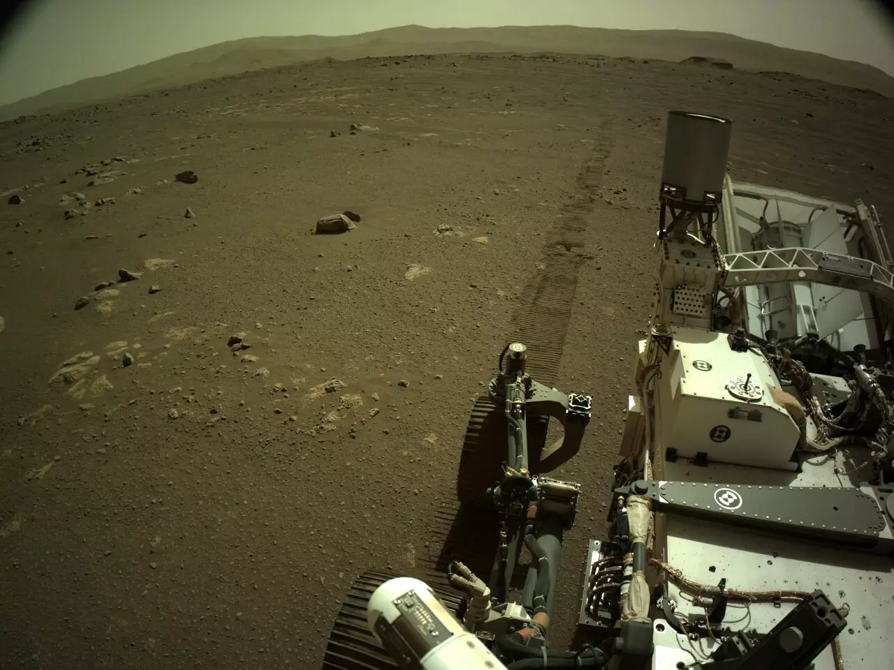 Hnov NASA's Perseverance rover txav hla Mars