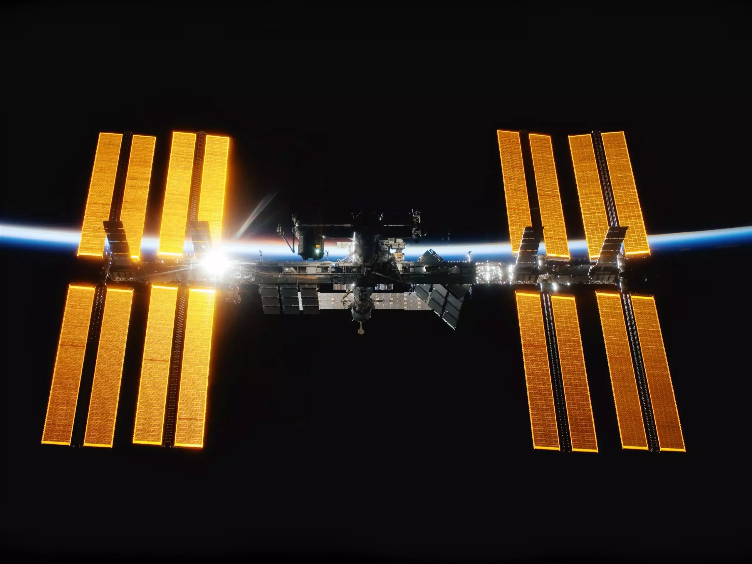 Pozrite sa, ako astronauti vylepšujú energetický systém ISS