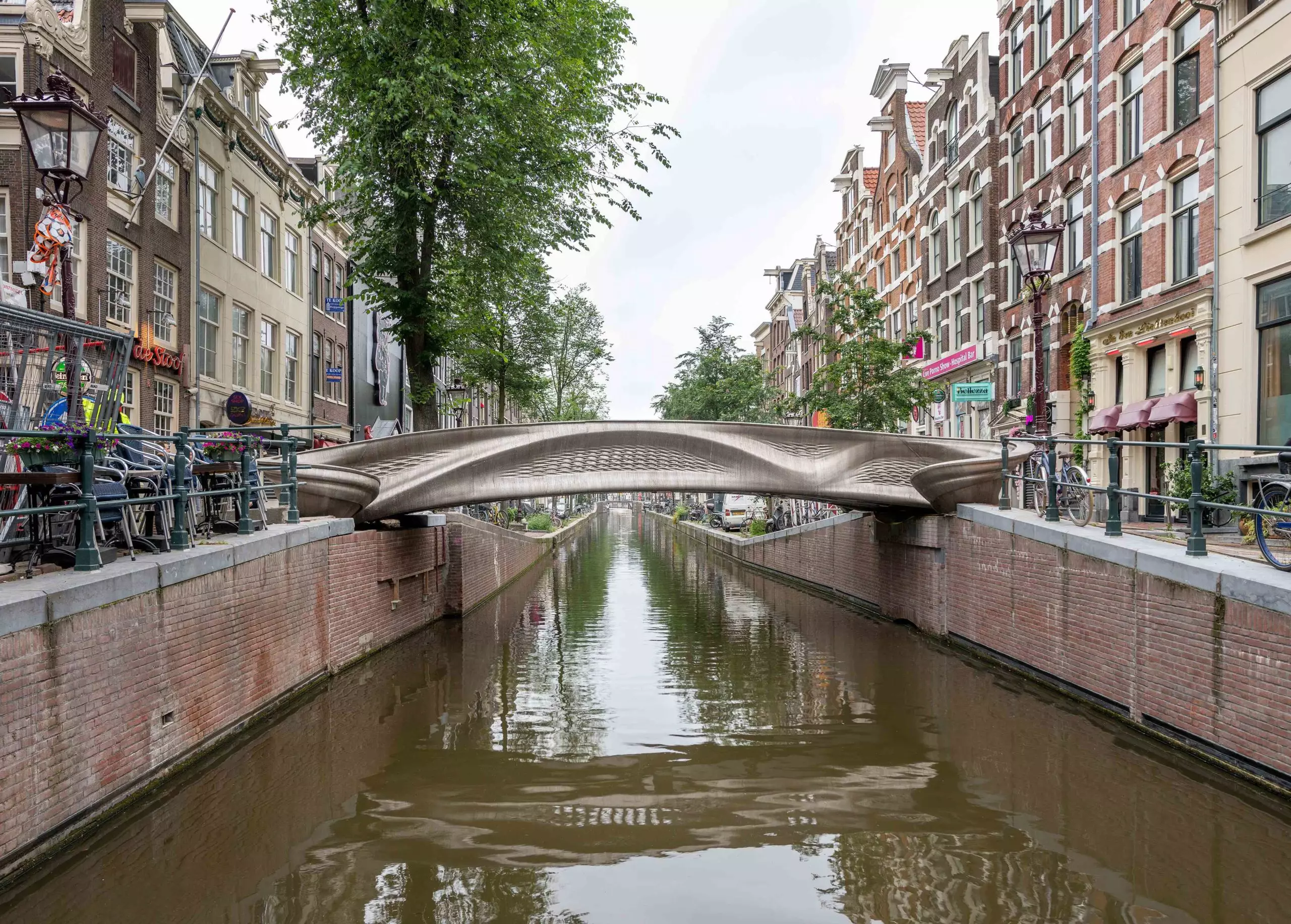 Ilkinji çap edilen metal köpri Amsterdamda açyldy