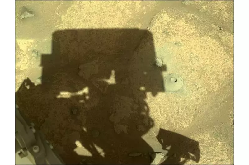 Udholdenhed begyndte at samle sten og jord på Mars. Første forsøg mislykkedes