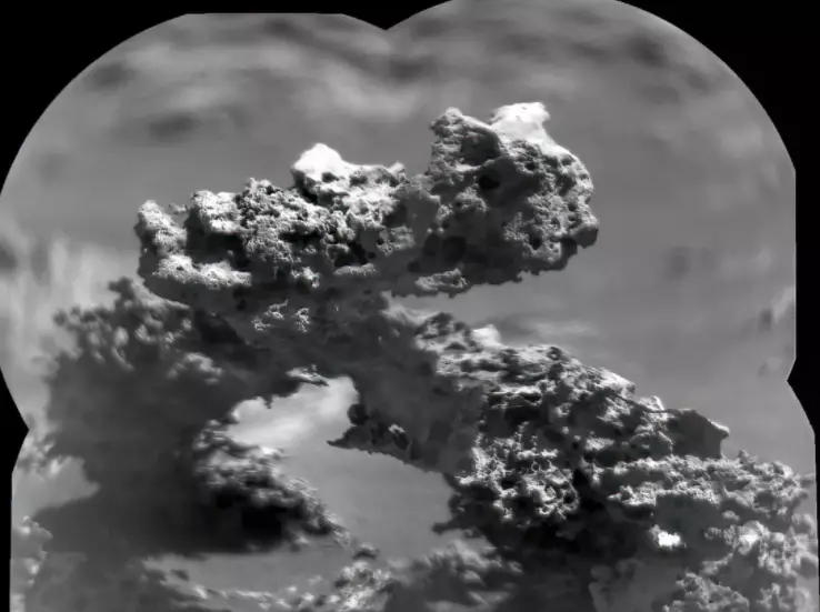 Curiosity Жерге Марстагы адаттан тыш рок структурасынын сүрөтүн жиберет