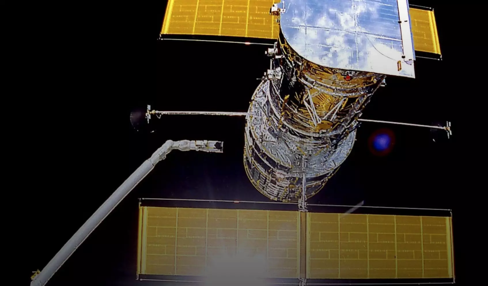 НАСА Хаббл телескопыг хөөргөжээ. Алдааны улмаас нэг сар ажиллаагүй