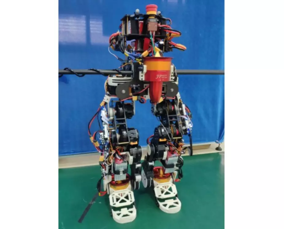 Gitudlo sa mga inhenyero nga Intsik ang bipedal robot nga molupad