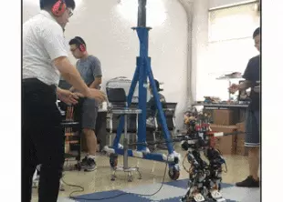 Kinesiska ingenjörer lärde bipedal robot att flyga 41666_1