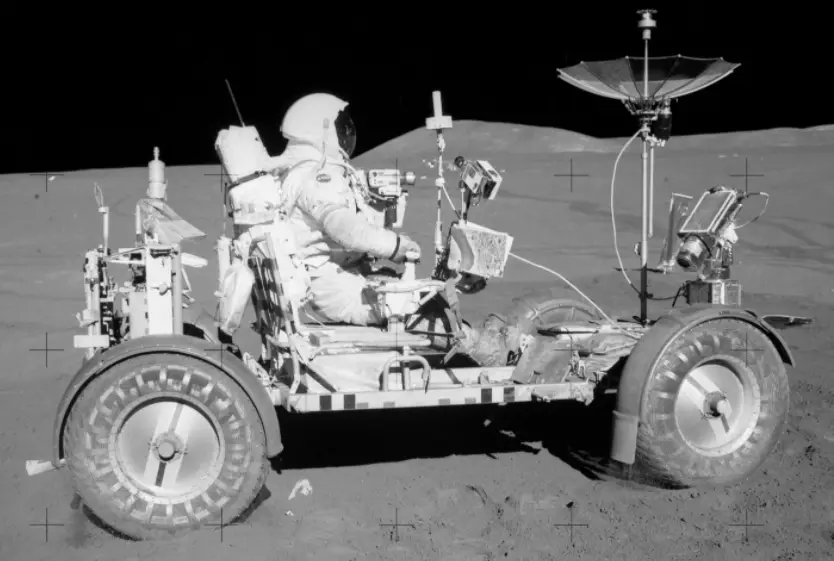 Unsa ang nahinumduman sa Apollo 15: ang Bato sa Genesis, eksperimento ni Galileo ug ang una nga lunar rover 41754_3