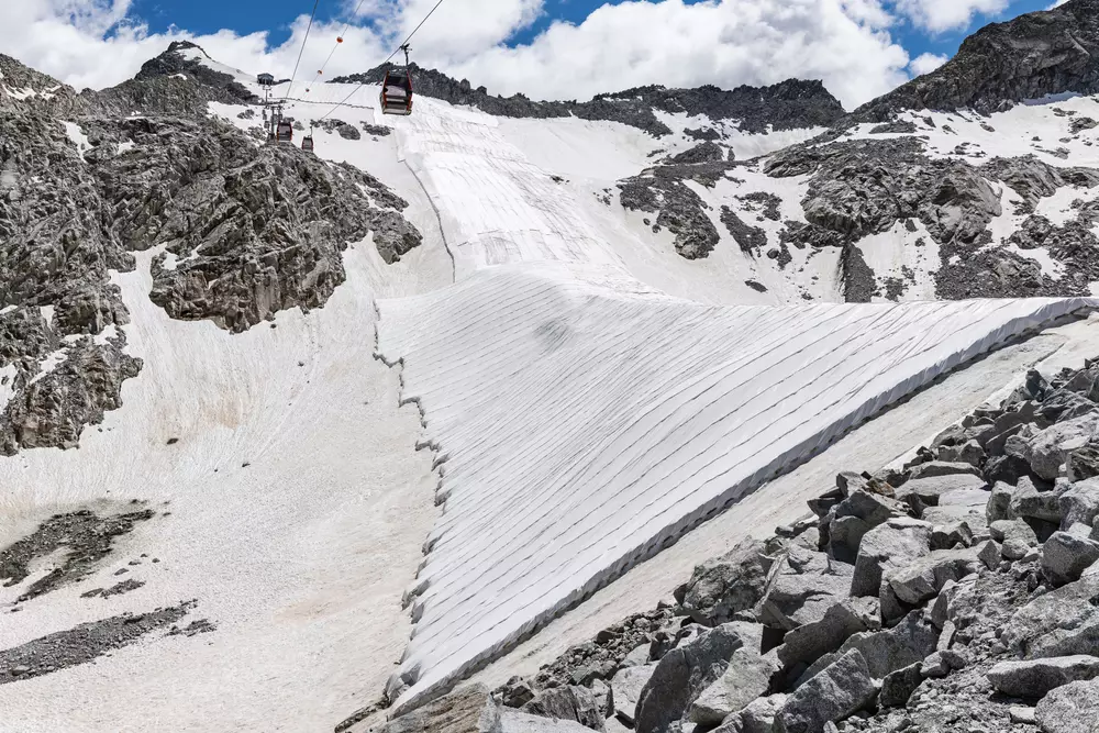 Ang glacier na Italyano ay nagligtas mula sa pagtunaw ng higanteng tarpaulin