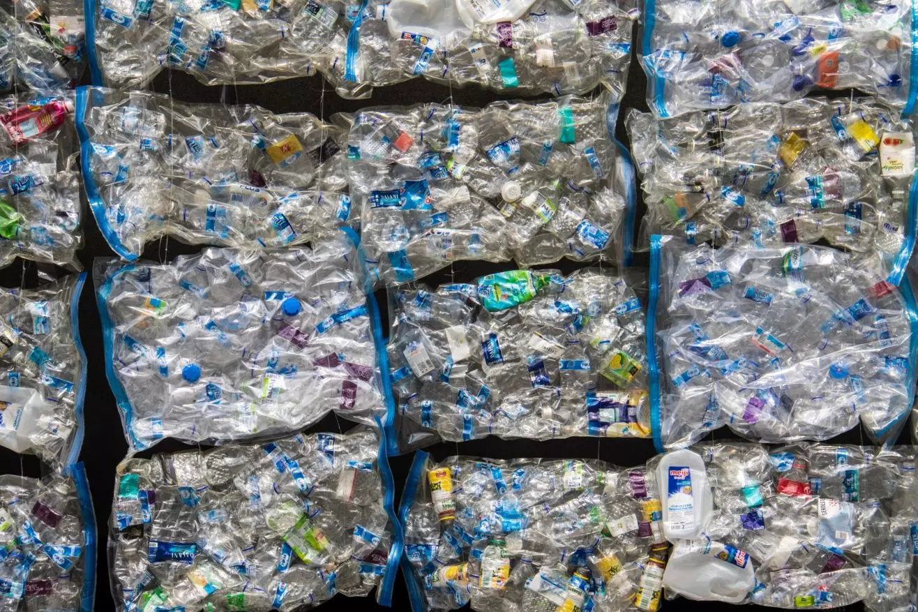 Zientzialariek berrerabiltzeko zaila den plastikoa birziklatzeko modua asmatu dute