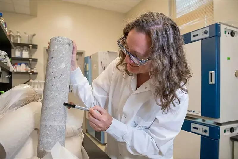 Bacteriën die in beton leven, vernietigen bruggen, huizen en wegen