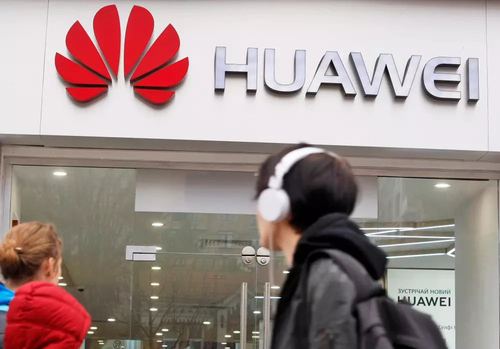 IHuawei ngoncedo lweYandex ifuna ukumilisela umncedisi wayo welizwi eRashiya