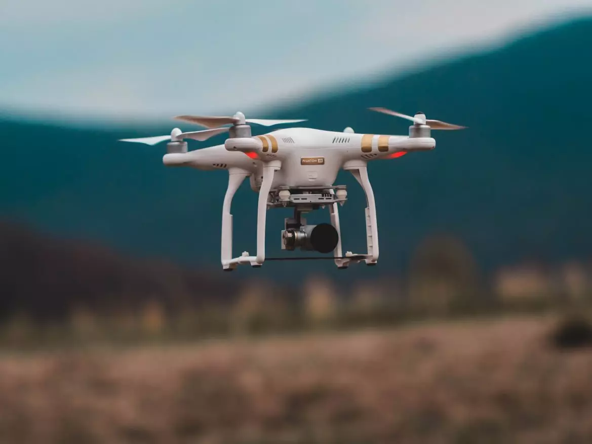 Startup brasileira começa entregando comida por drones