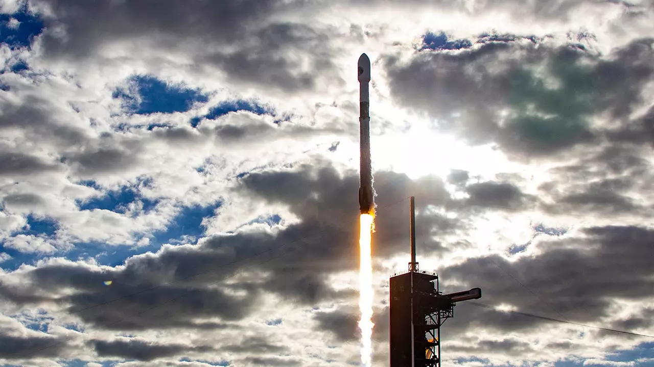 I-SpaceX isungule ngempumelelo isethelayithi yaseTurkey kwi-orbit