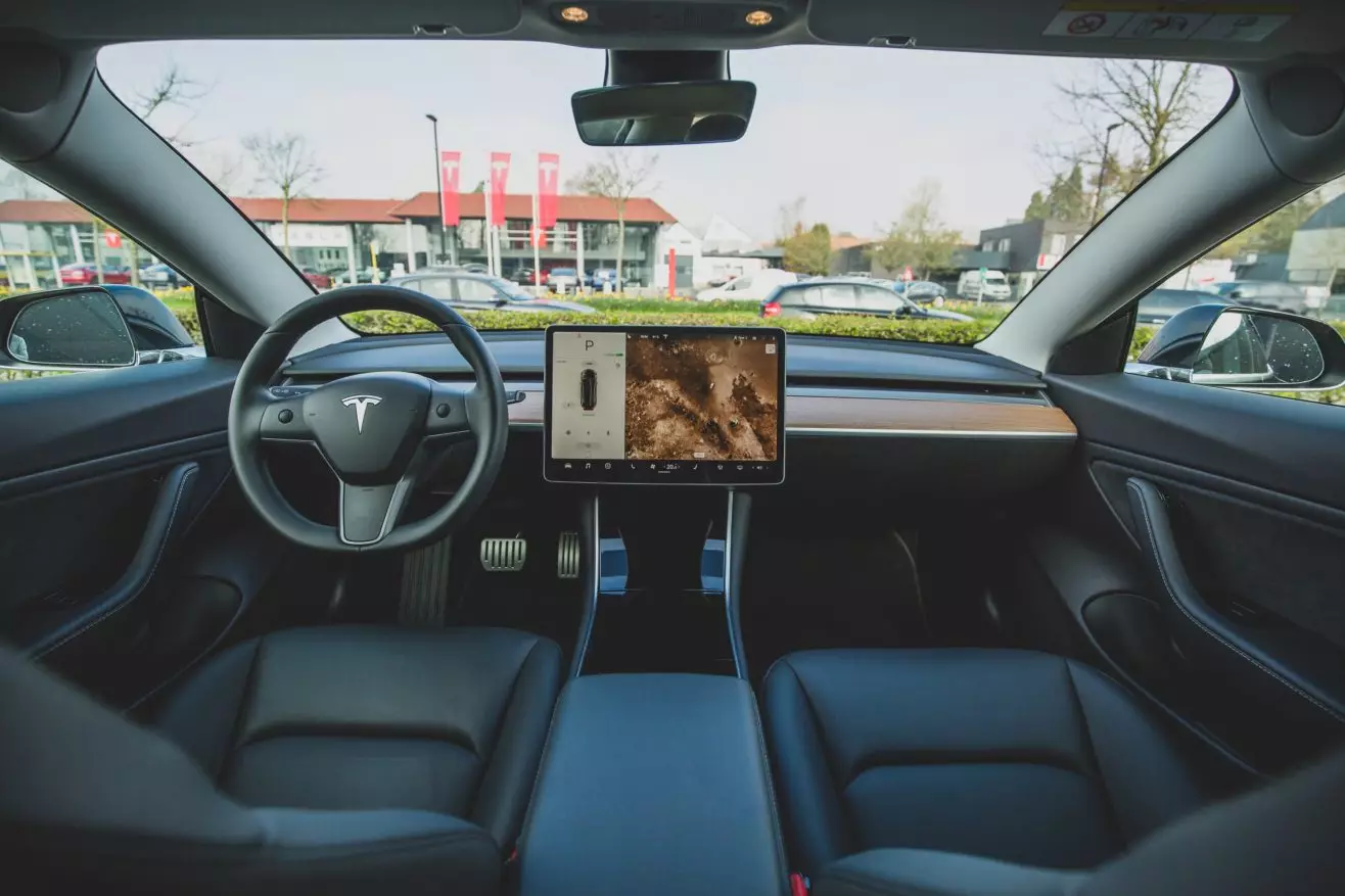 Bydd Tesla yn ychwanegu system parcio llygad adar