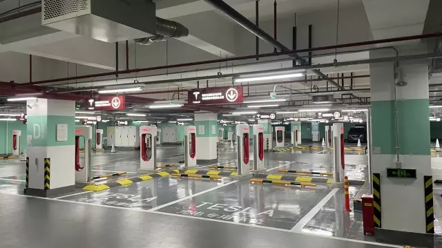 Tesla abre a estación de carga máis grande do mundo