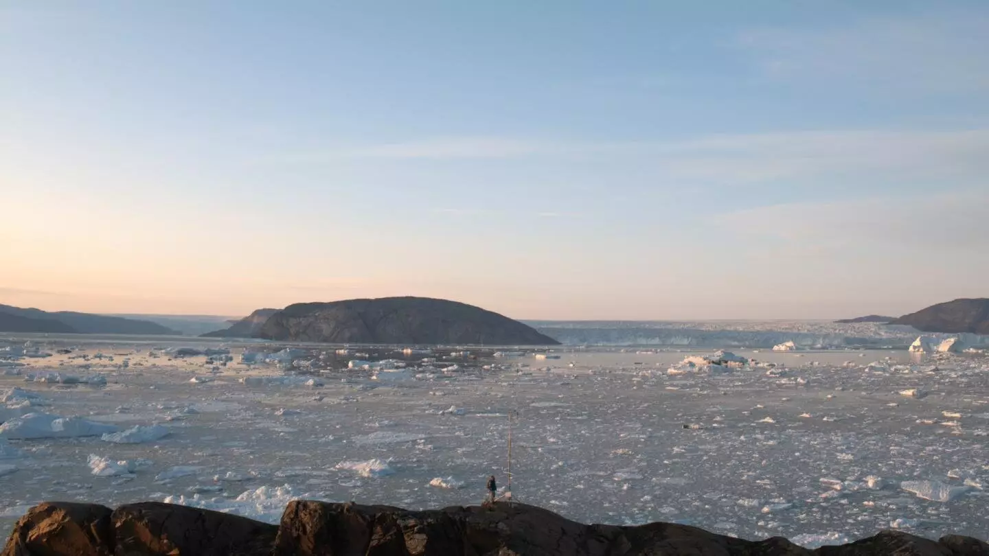 Barafka barafka ee Arctic oo ku xiran jiilaalka dhexe ee loolka