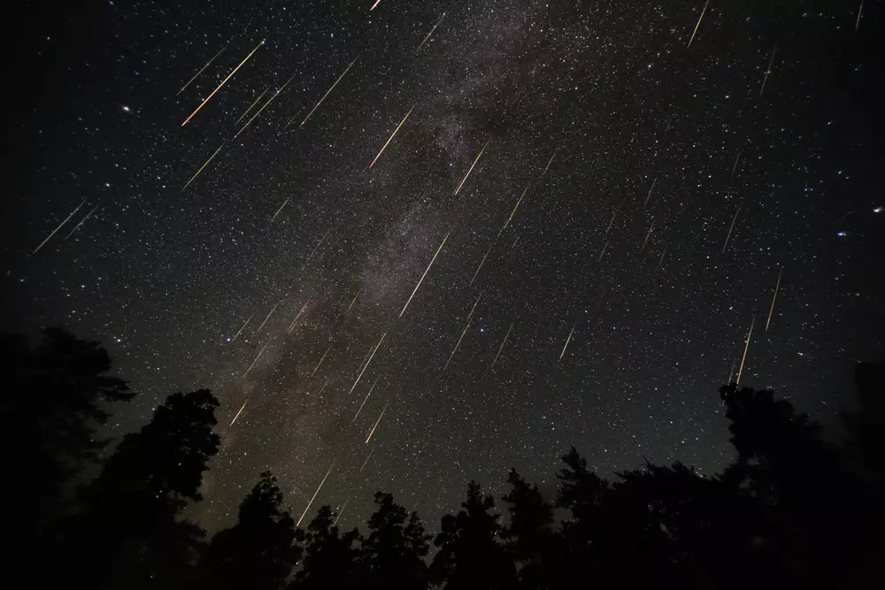 Starfall Perseids၊ နက္ခတ်များနှင့်ဂြိုဟ်များ၊ သြဂုတ်လတွင်ကောင်းကင်၌မြင်နိုင်သောအရာများ