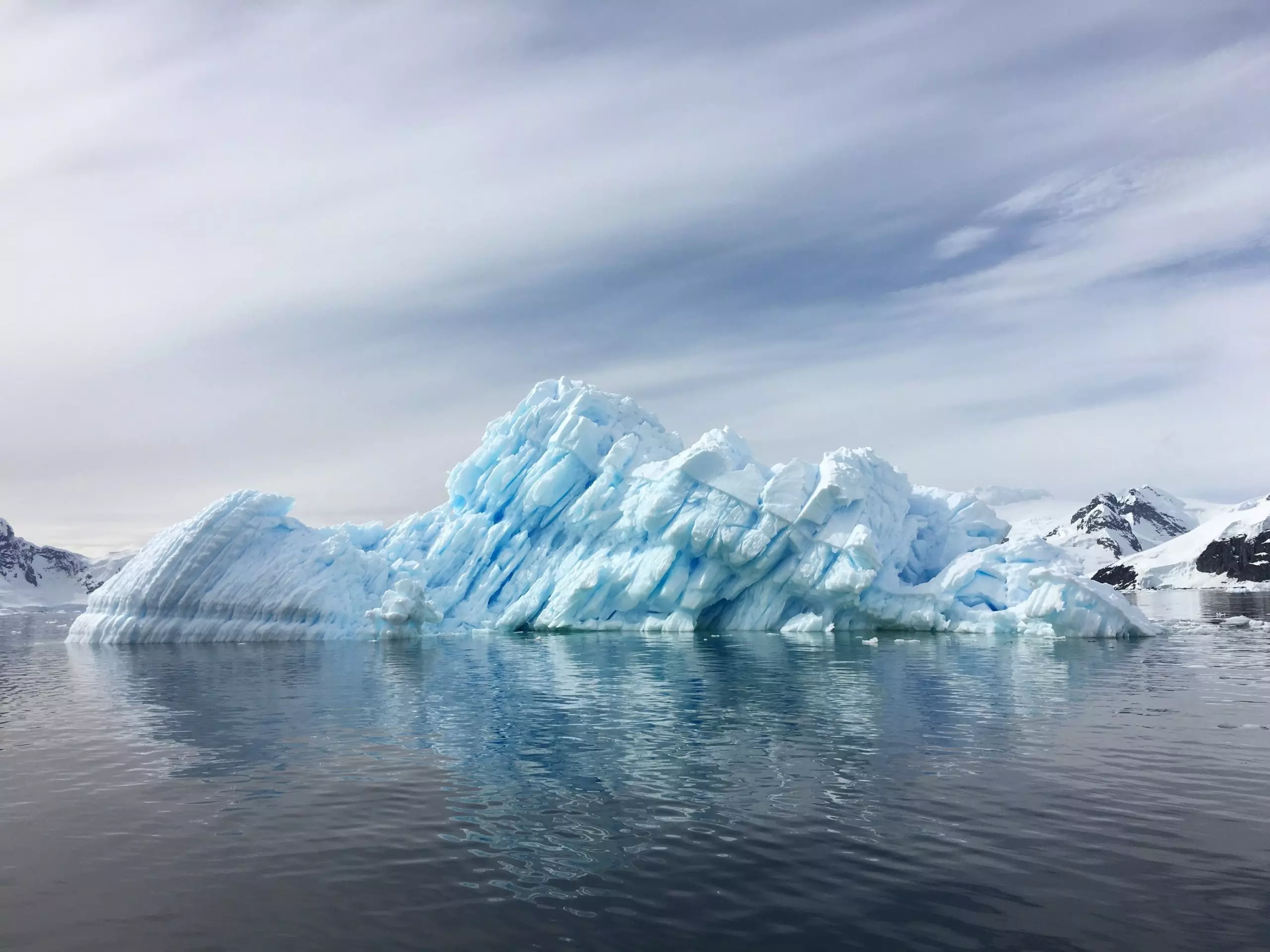 Um iceberg gigante separado da Antártica. Sua área é de 1270 quilômetros quadrados