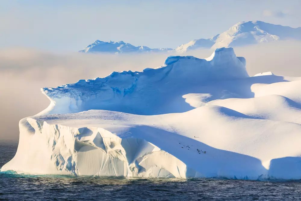 Mafunde otentha amapanga maenje akulu mumtsinje wa Antarctic