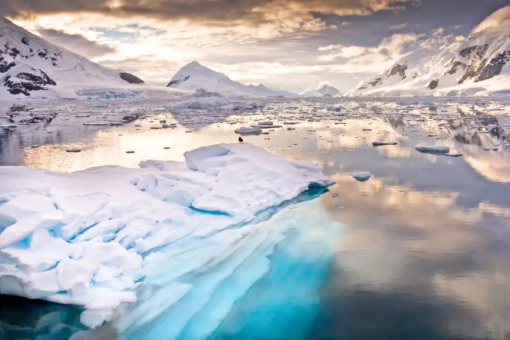 Ano ang nagtatago sa ilalim ng yelo ng Antarctica at kung paano ito naging isang yelo na kontinente 42980_2