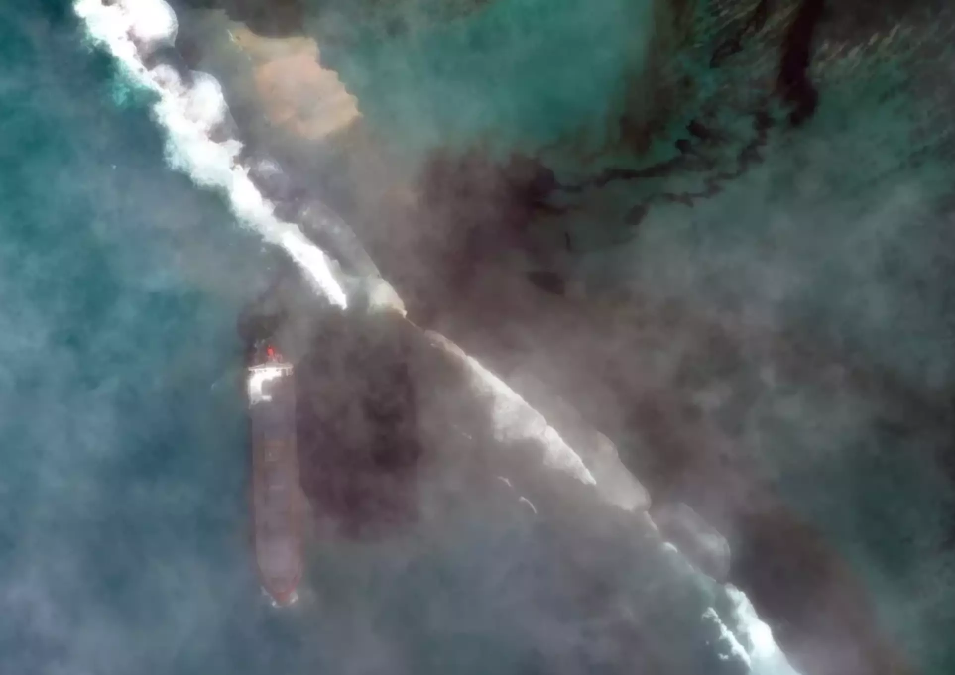 Titta på oljeslickan nära Mauritius. Du kan till och med se det från rymden! 43136_1