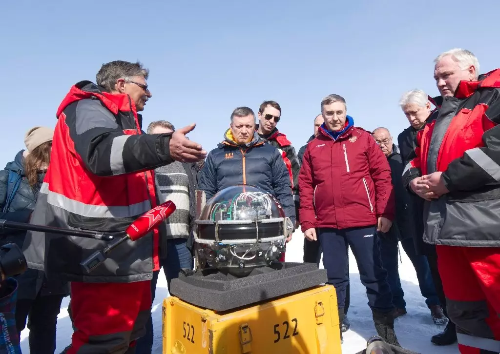 Giant underwater neutrino detector na naka-install sa Baikal