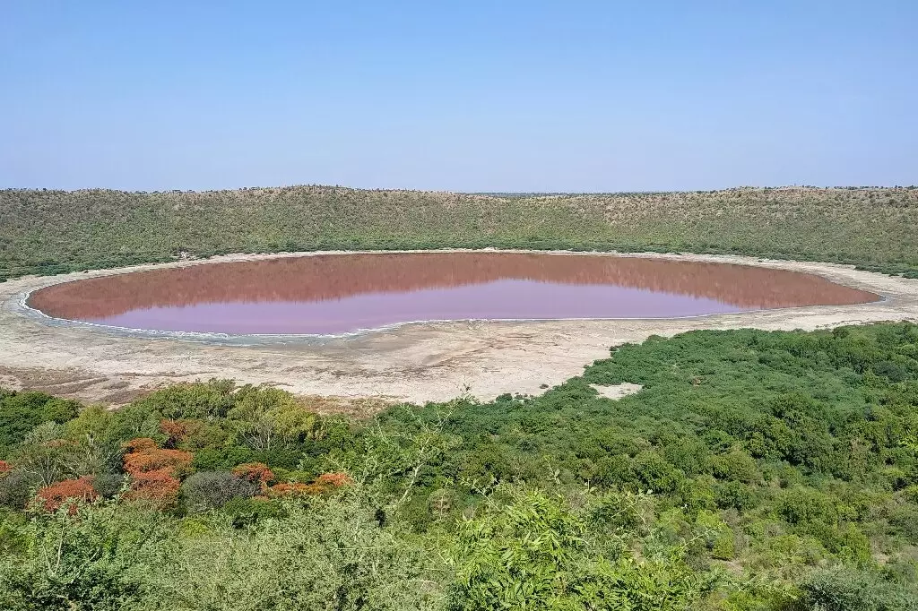 Lago antigo na Índia ficou rosa brilhante durante a noite