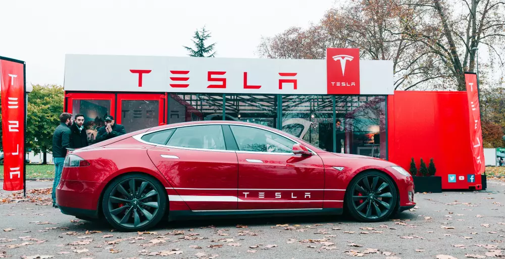 Tesla havarovala v Moskvě kvůli chybě autopilota