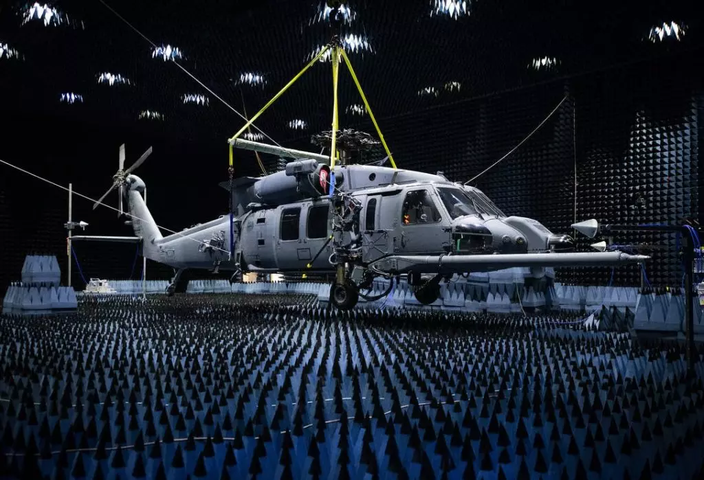 Kyk na die innoverende HH-60W helikopter wat in 'n anechoic kamer getoets is