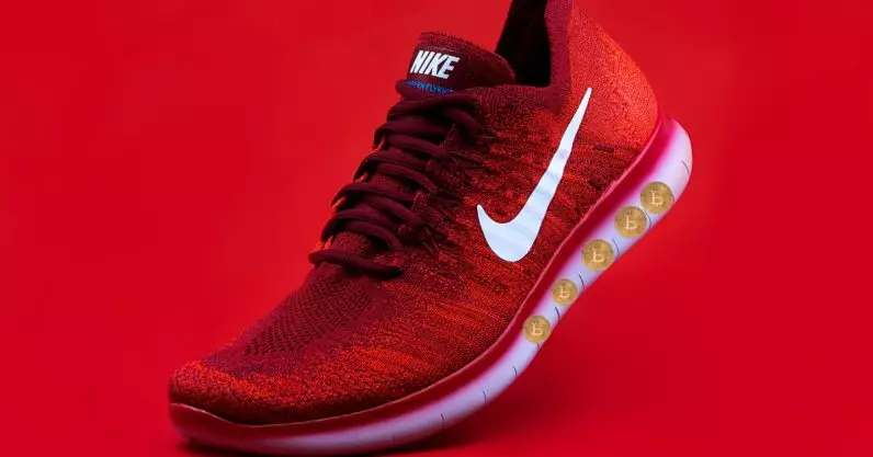 Nike patentitaj ŝuoj kun blokĉeno CryptoKicks