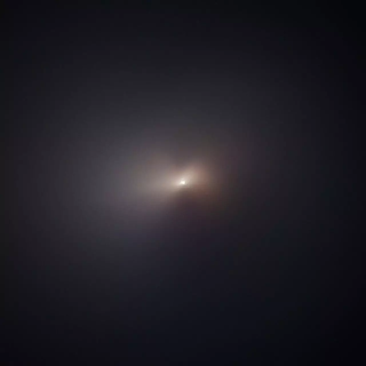 Hubble ya yi nasarar kama wani kusa da tauraron tauraron dan adam NEOWISE 43786_1