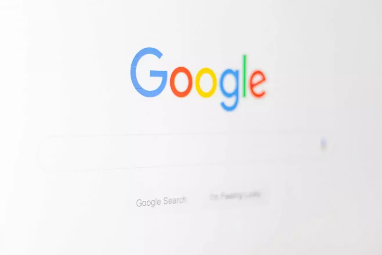 Google na -amalite iji mgbasa echiche agbụrụ na nke okike egbochi mgbasa ozi