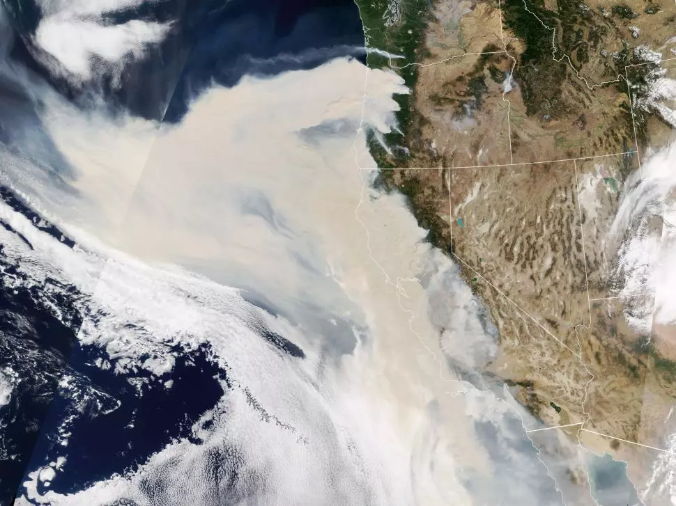 Ẹfin lati awọn ina California ni a rii lati ijinna ti miliọnu 1.5 km