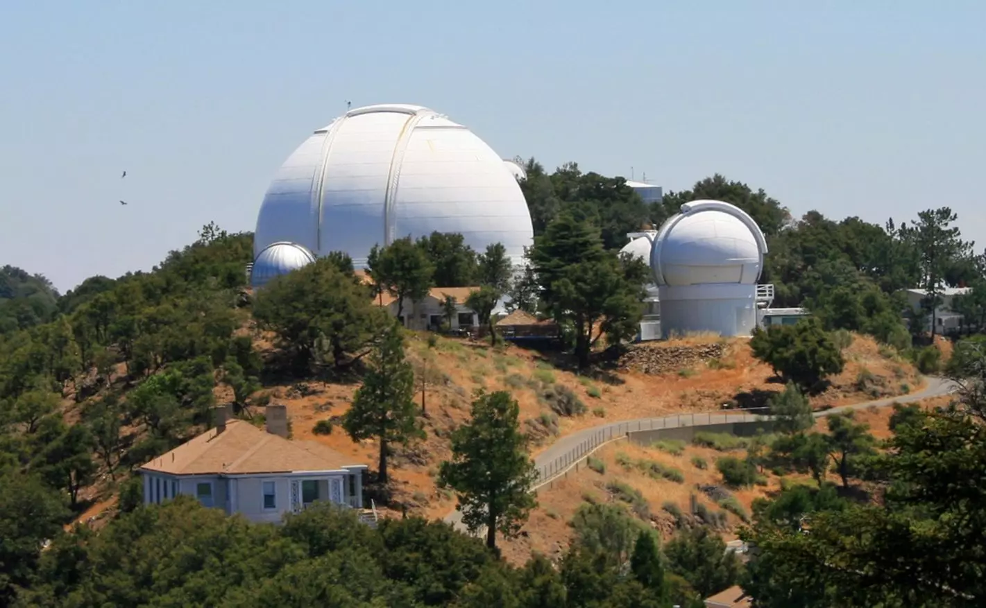 Kalifornské požiare ohrozujú najstaršie horské observatórium