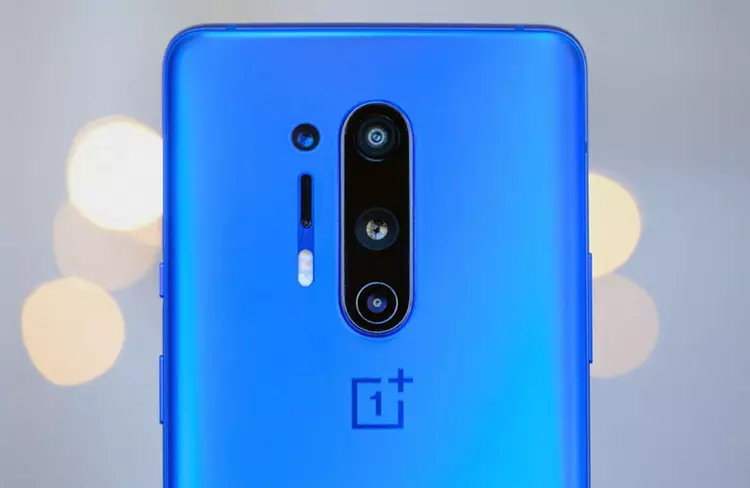 Kaméra tina smartphone OnePlus 8 Pro tiasa dipidangkeun ngalangkungan palastik sareng cairan. Komo baju!