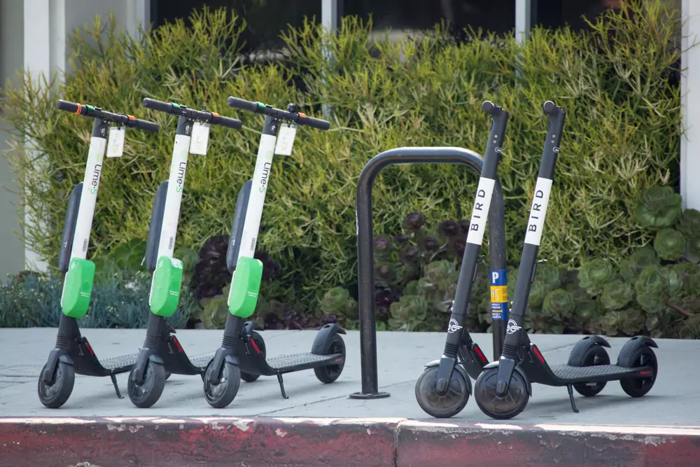 Faʻafefea Eco-Faʻafeiloaʻi O Eletise Scooters Eletise? O faʻafitauli tau femalagaiga ile siʻosiʻomaga