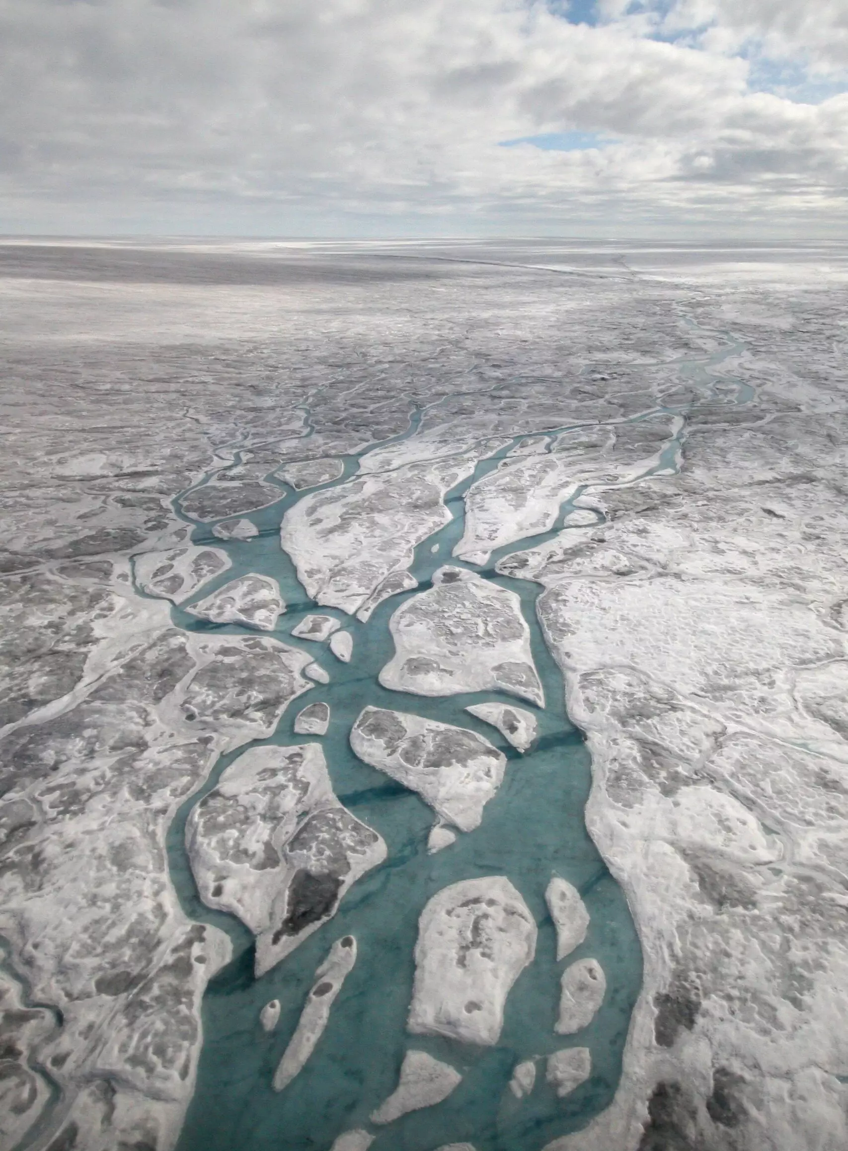 50 tasik baru telah dijumpai di bawah cengkerang ais Greenland. Ini 13 kali lebih banyak daripada yang diketahui sebelumnya! 46413_1