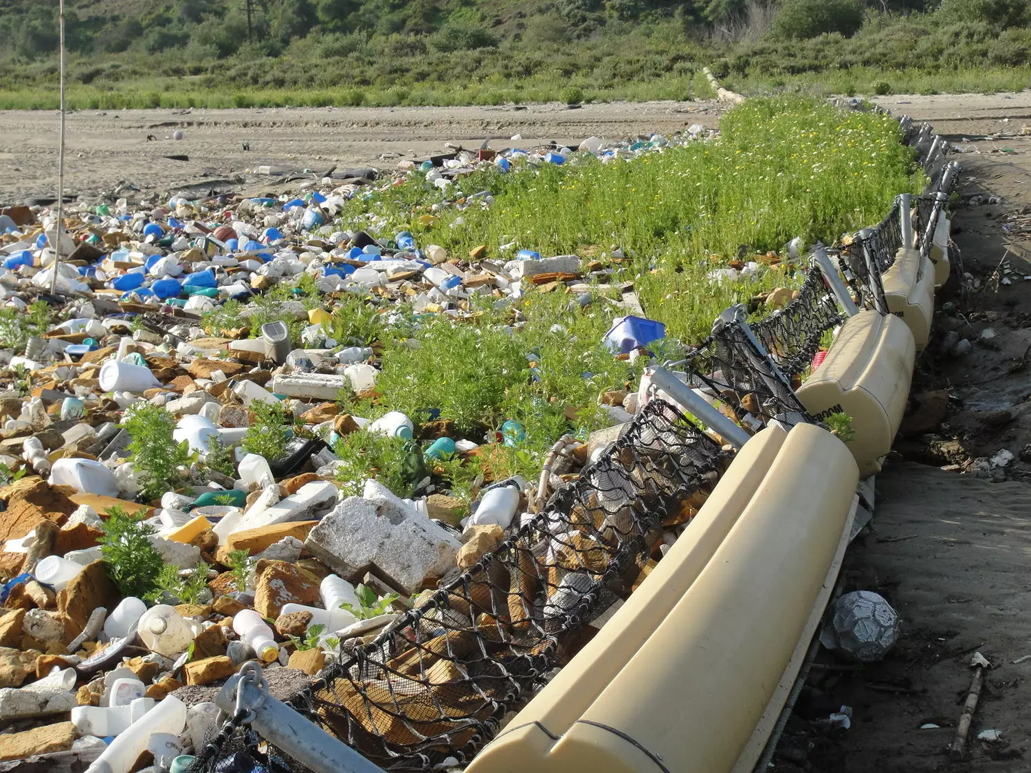 વિશ્વની નદીઓ પ્લાસ્ટિકથી કેવી રીતે સાફ થાય છે: કેટમરન, ફ્લોટિંગ અવરોધો અને પરપોટા 49115_2