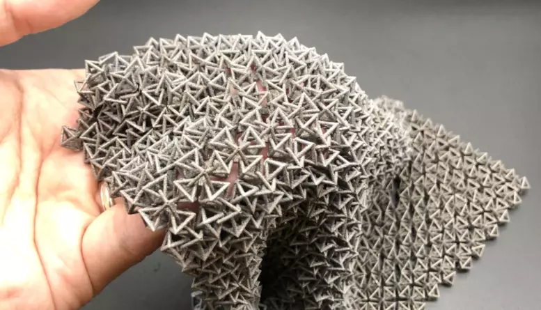 Scientists have created a modern chain mail: it acts like a bulletproof vest 49186_1