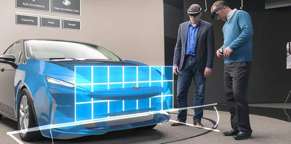 फोर्ड डिजाइनर HoloLens हेलमेट संग भविष्य कारहरुमा काम