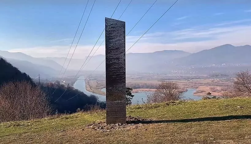 Er verscheen al een ongewone monoliet in Roemenië: een soortgelijk object verdween uit de woestijn van Utah 51574_0